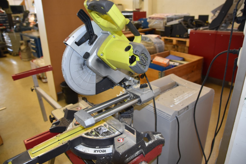 Myydään Ryobi EMS254L saha ja teline | Konkurssihuutokauppa
