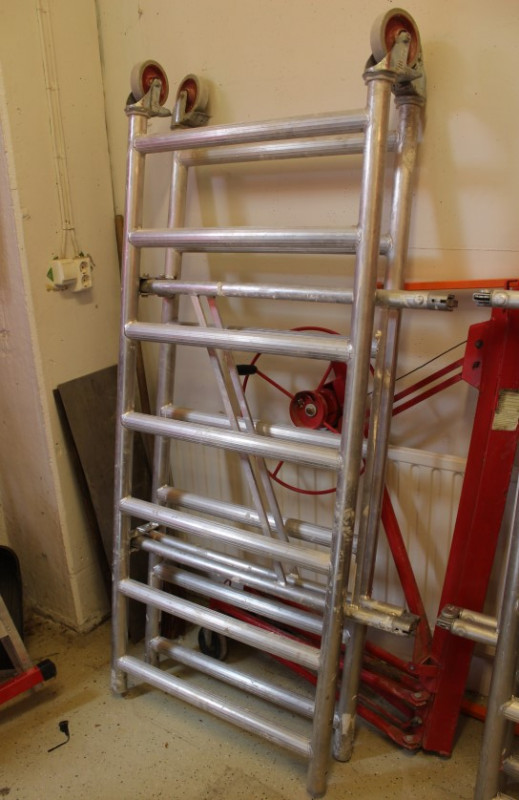 2kpl TAITTUVAT ALUMIINISET RAKENNUS-TELINEET | Konkurssihuutokauppa