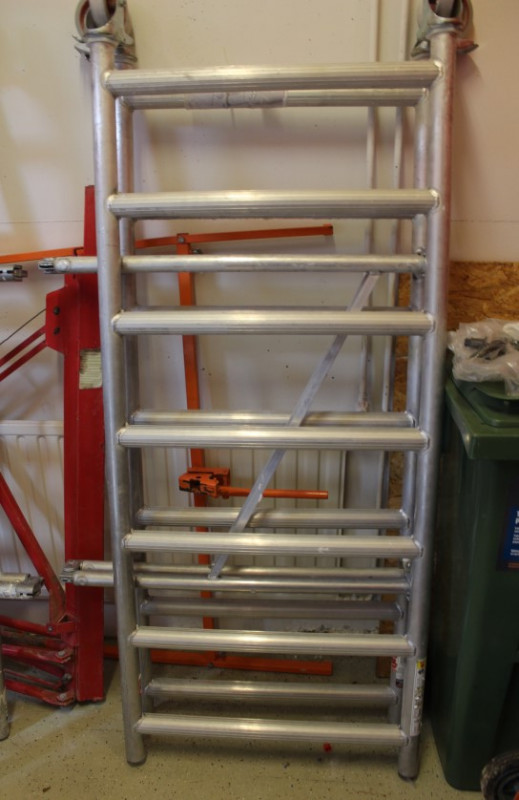 2kpl TAITTUVAT ALUMIINISET RAKENNUS-TELINEET | Konkurssihuutokauppa